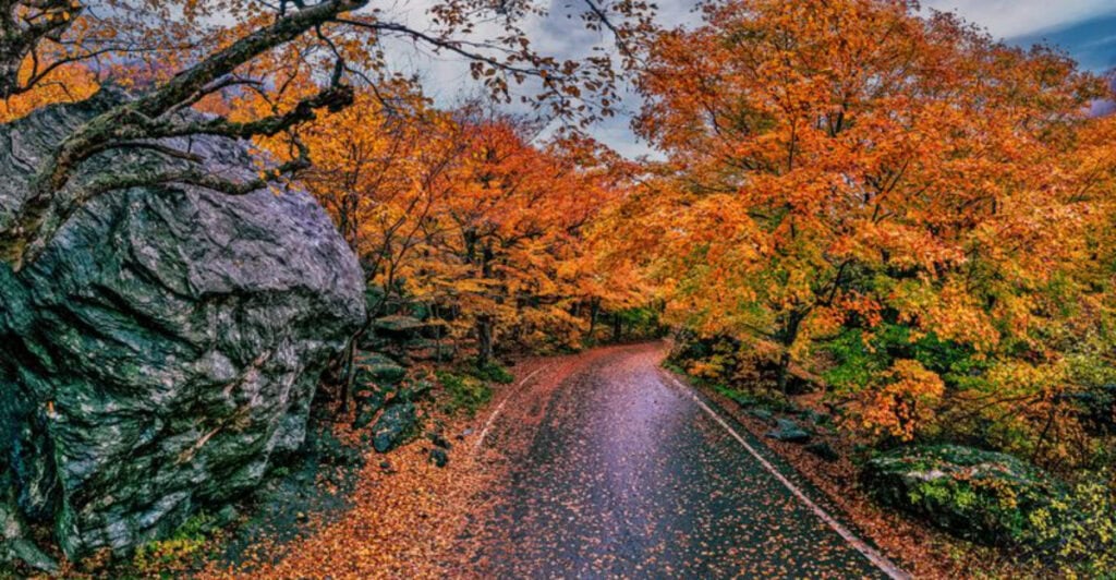 Vermont, Stowe is between Waterbury and Morrisville: The town known for ...