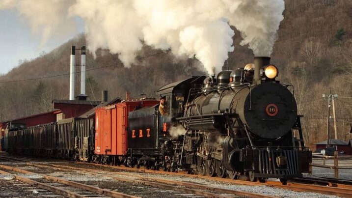 12 Pennsylvania Train Rides That Show Off The State’s Best Fall Views