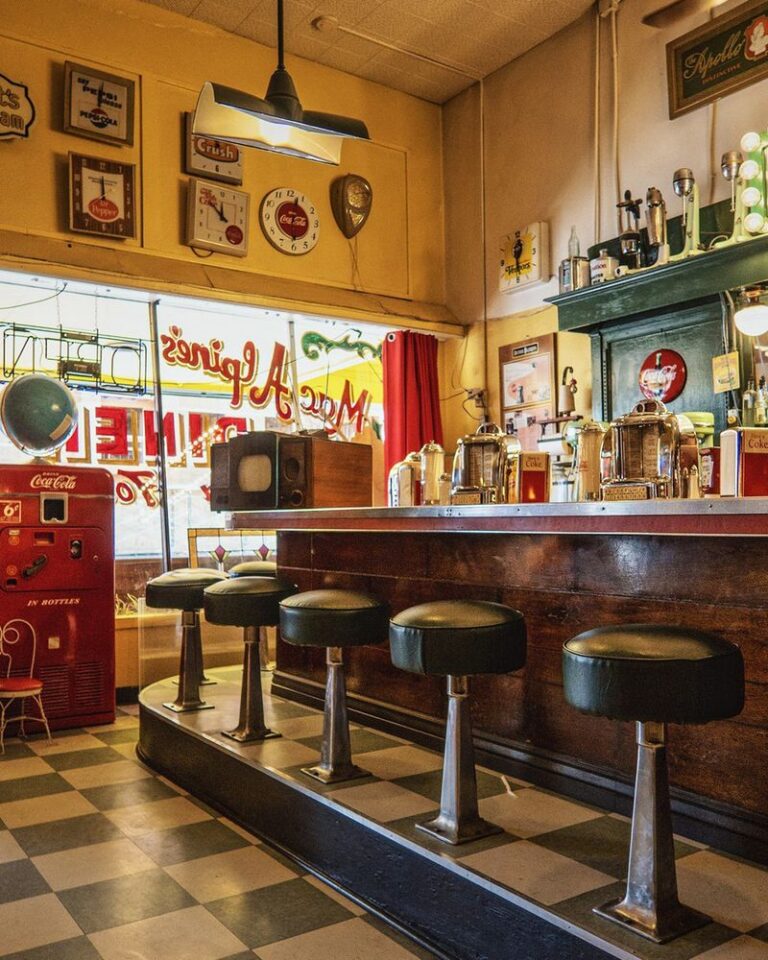 12 Retro Arizona Restaurants That Still Feel Like the 1970s