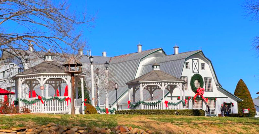 13 Small Town Tennessee Restaurants That Transform Into Winter Wonderlands
