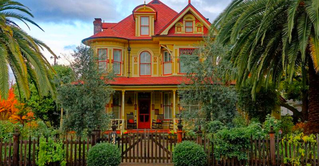 18 Hidden Small Towns Where Locals Live Like Kings