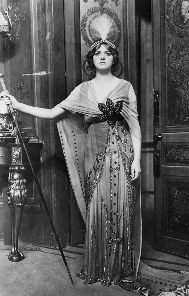 Portraits of Perfection: 12 Legendary Beauties From 1900