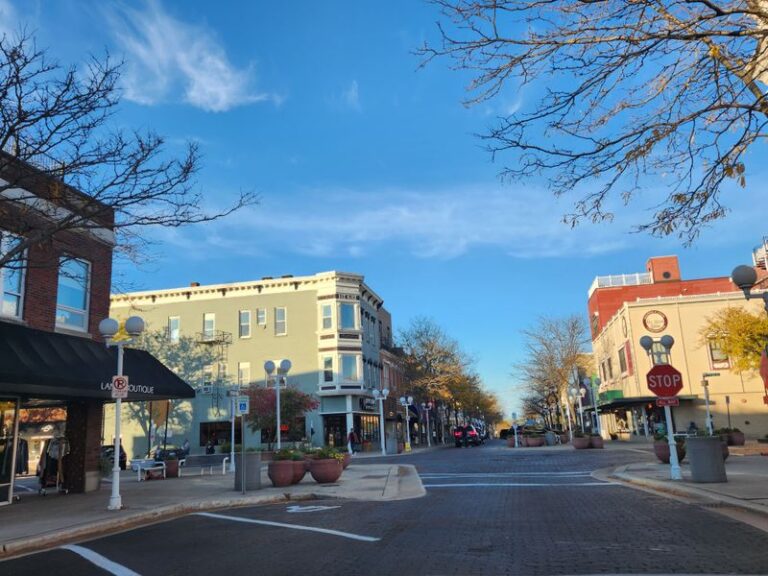 15 Small Towns Near Chicago That Feel Like a Vacation