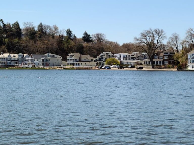 15 Small Towns Near Chicago That Feel Like a Vacation