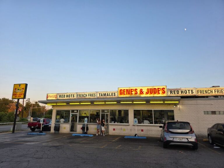 13 Hole-in-the-Wall Spots in Illinois That Are Packed Every Night