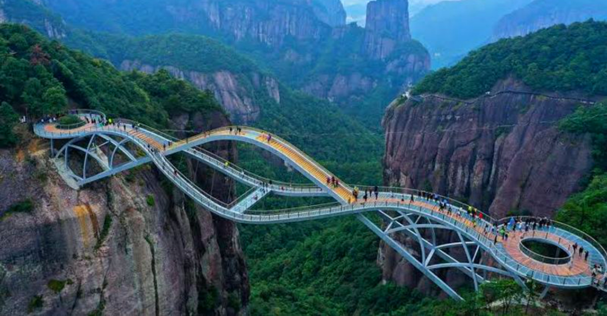 Would You Walk Here? China's Curvy Glass Bridge High Above a Mountain ...