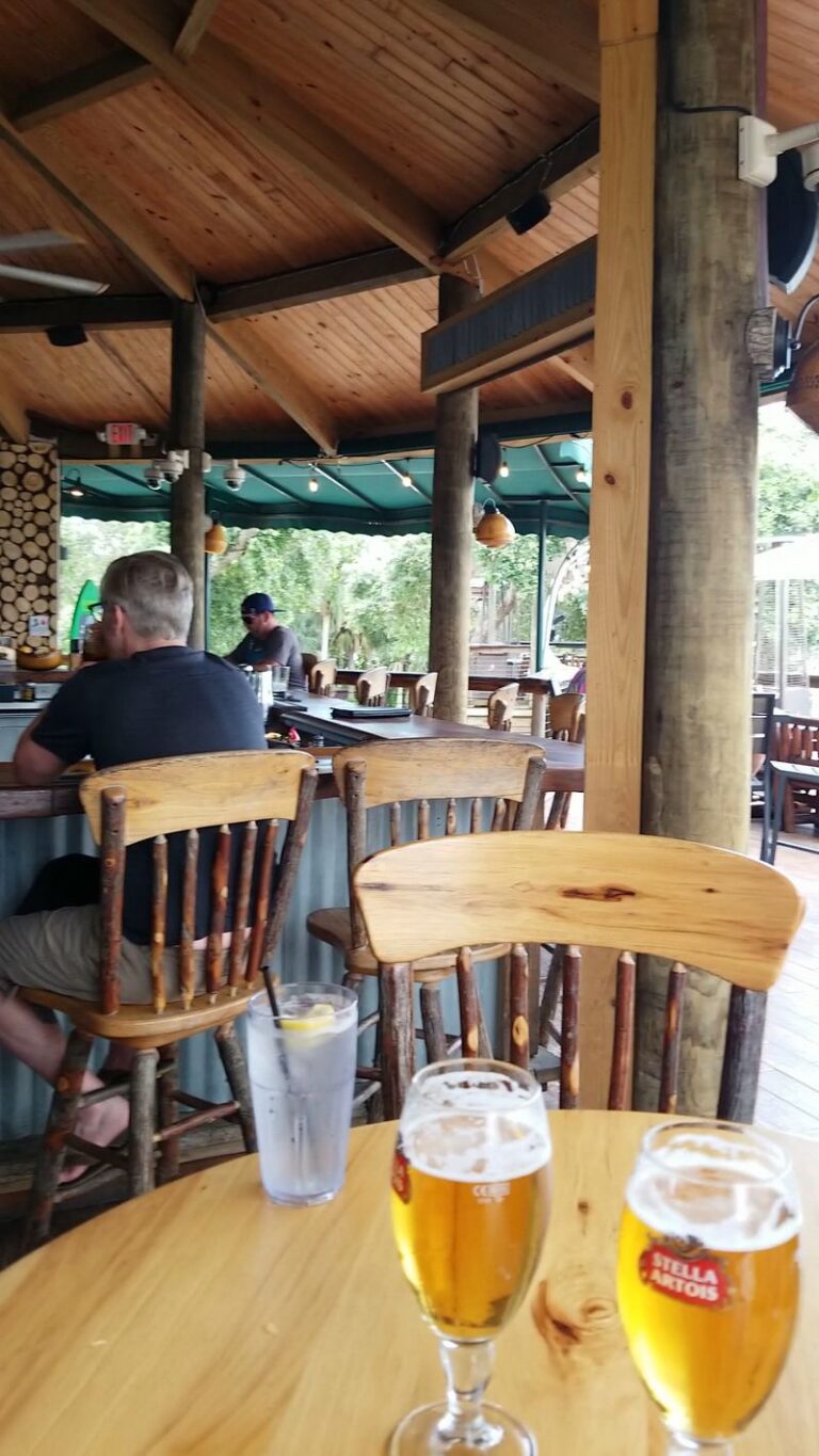 This Giant Treehouse Restaurant in Florida Looks Straight Out of a ...