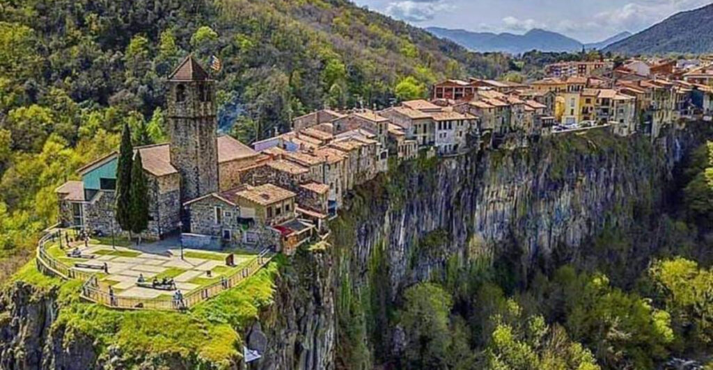 15 Cities That Defied Nature and Were Built in Impossible Locations